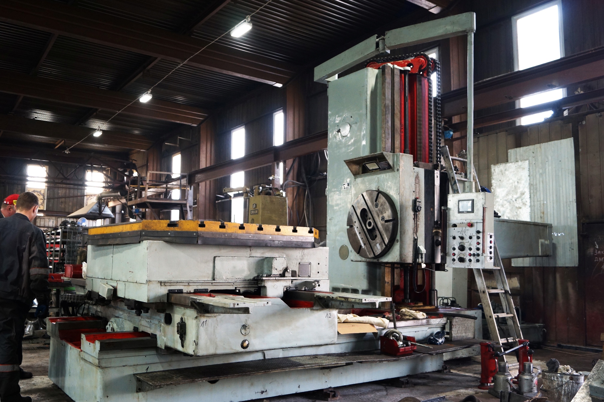 Installation of a horizontal boring machine in the production shop of AMC